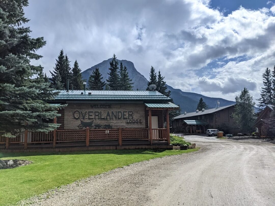 Overlander Mountain Lodge: Serenity at the Edge of Jasper National Park