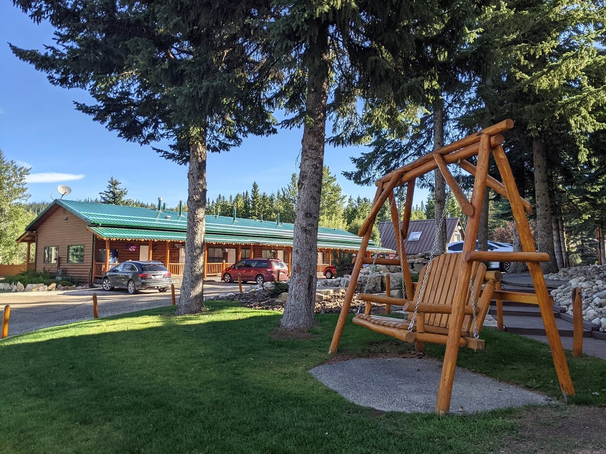 Overlander Mountain Lodge: Serenity at the Edge of Jasper National Park
