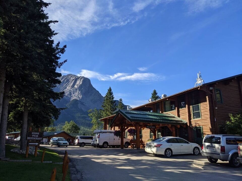 Overlander Mountain Lodge: Serenity at the Edge of Jasper National Park