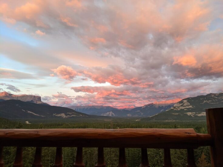 Overlander Mountain Lodge: Serenity at the Edge of Jasper National Park