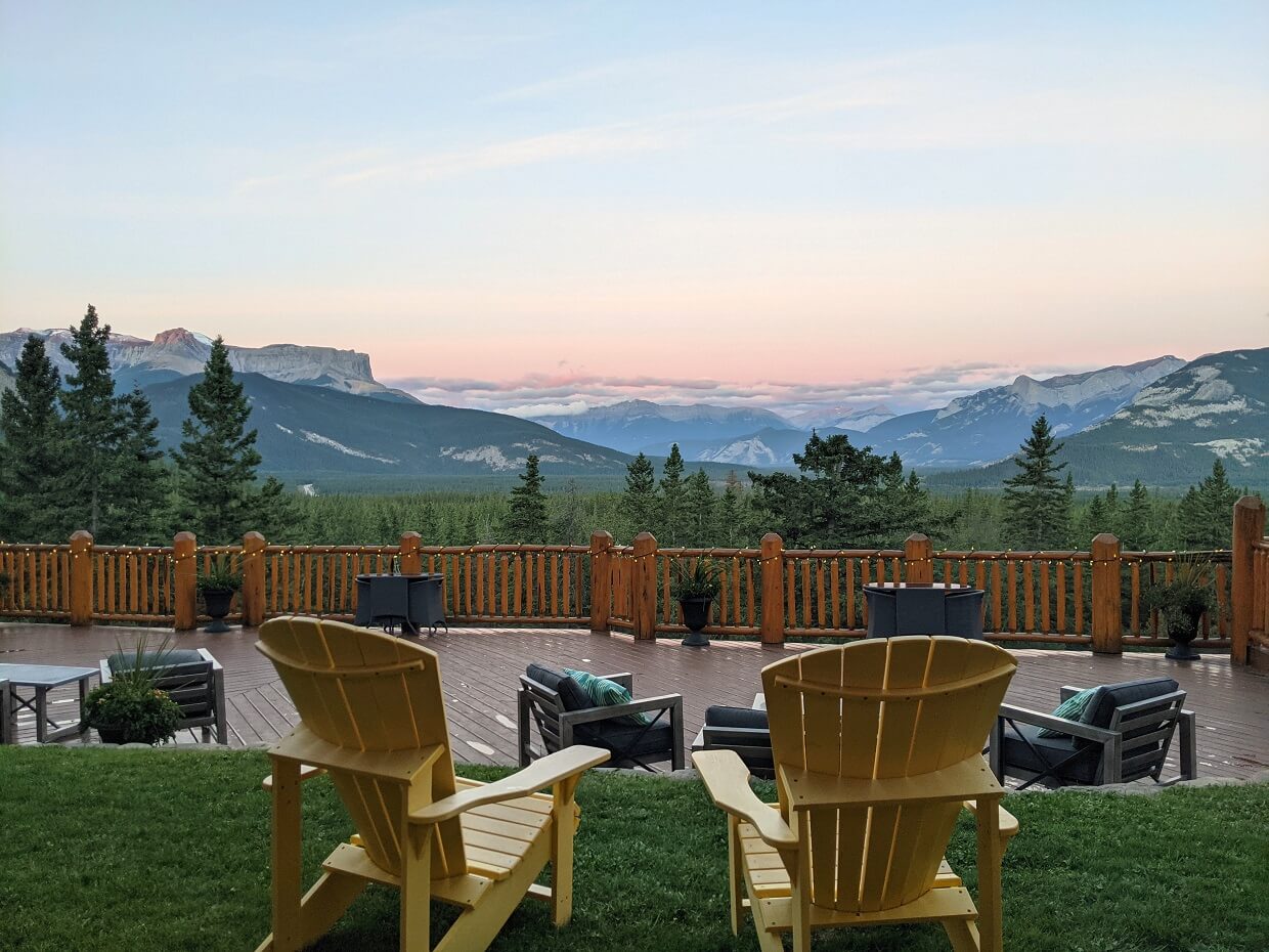 Overlander Mountain Lodge: Serenity at the Edge of Jasper National Park
