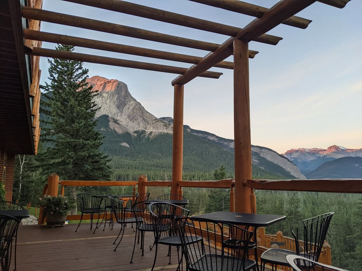 Overlander Mountain Lodge: Serenity at the Edge of Jasper National Park